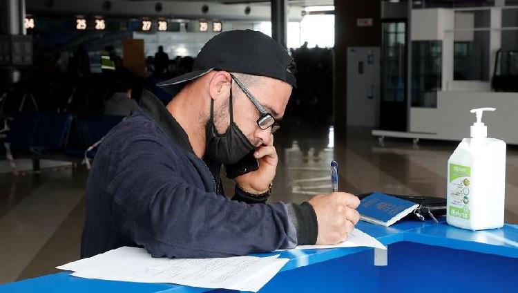 Ukrainian workers start returning to Poland as lockdown eases - CGTN