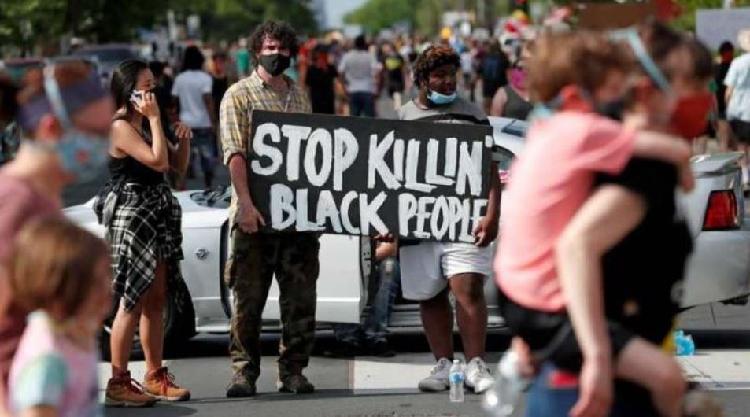 Florida police officer suspended for pushing kneeling protester - CGTN