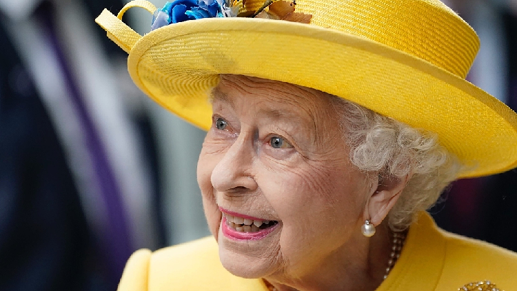 Queen makes public appearance on final day of Platinum Jubilee weekend ...