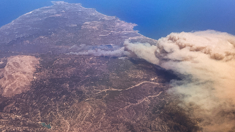 Wildfire on Greek island of Rhodes forces hundreds to evacuate - CGTN